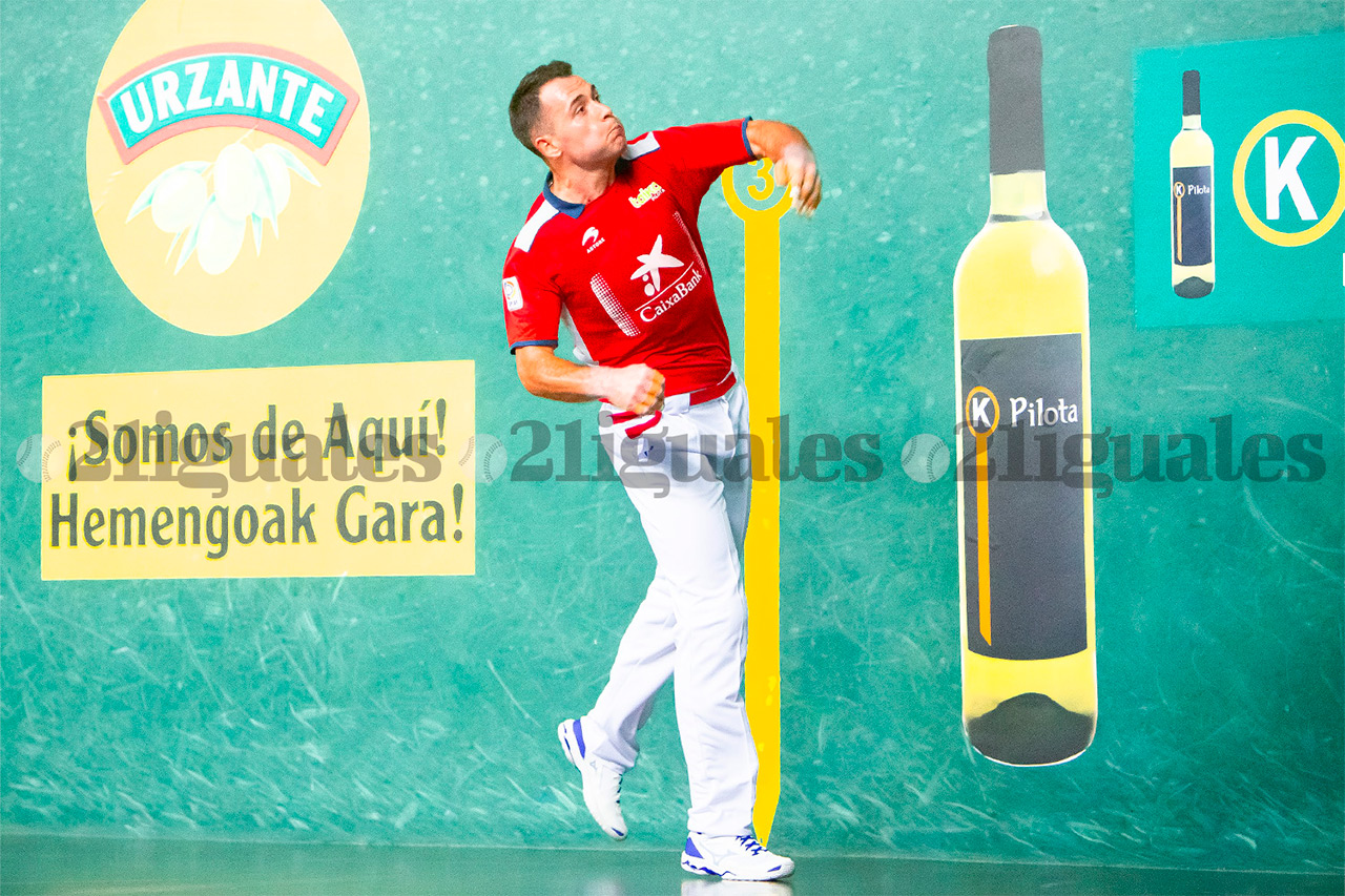 Jaka cimenta su victoria con el saque | 21iguales